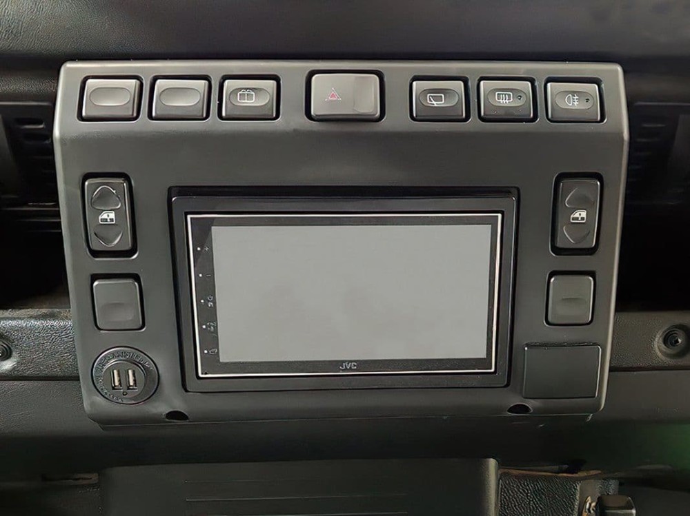 DA2898 Td5 Double Din Fascia Kit Black Defender Td5